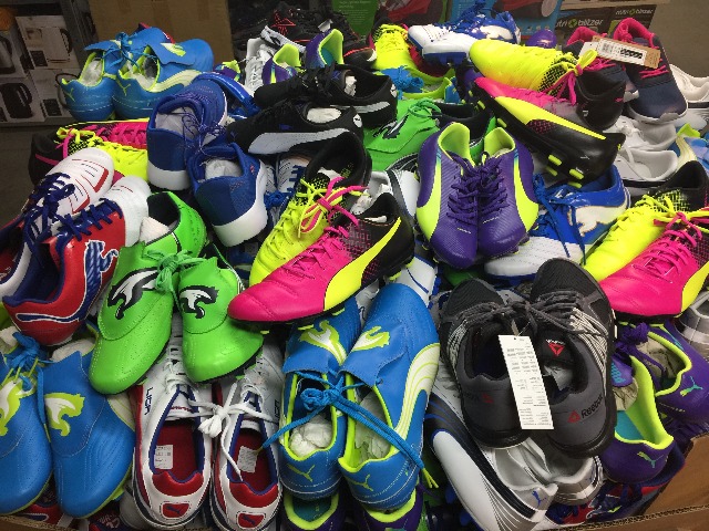 Sportartikel gemischt, Fußballschuhe, Marken T-Shirts, Trainingsanzüge ...